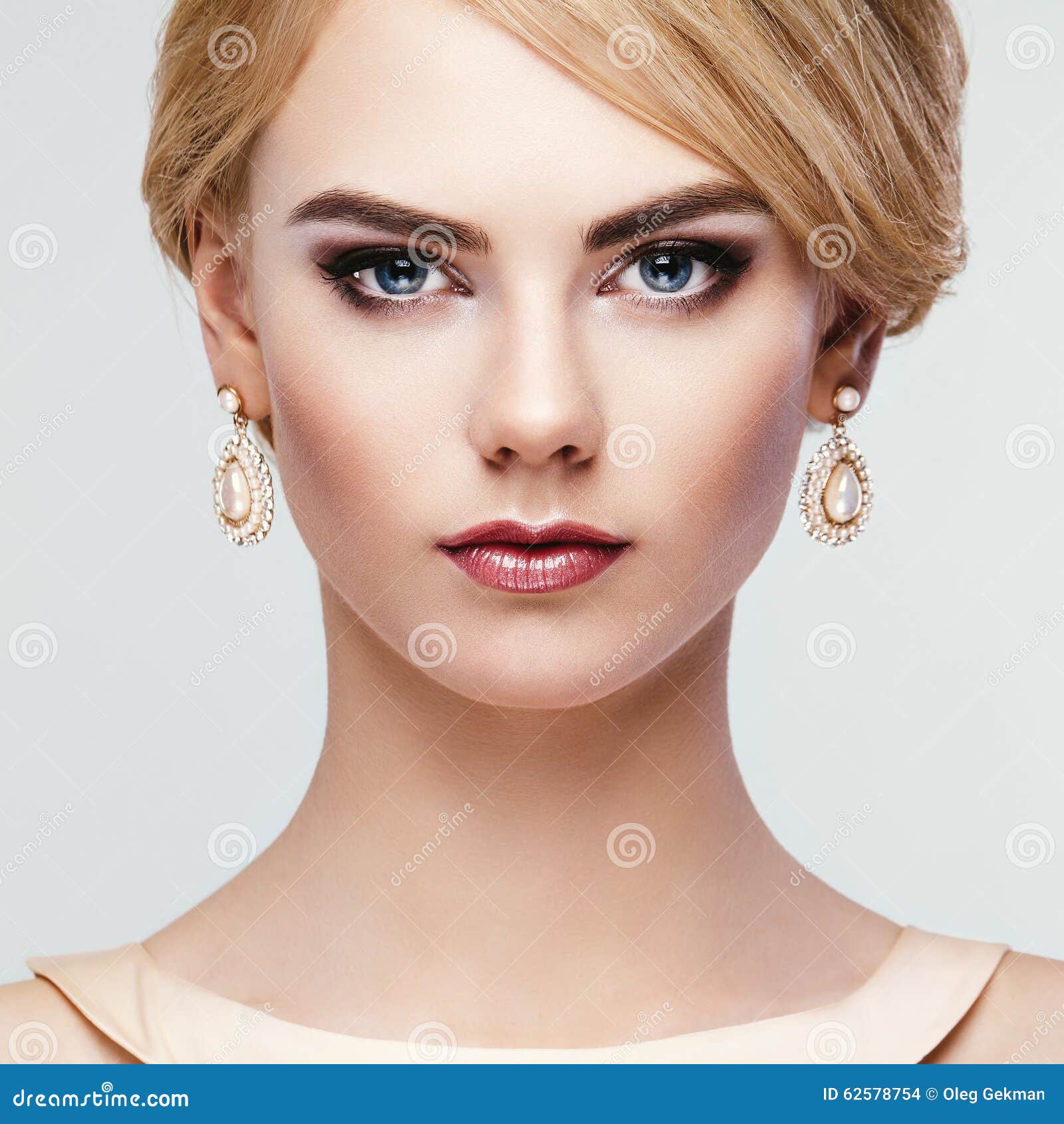 Retrato De La Mujer Sensual Hermosa Con El Peinado Elegante Foto De Archivo Imagen De Pelo