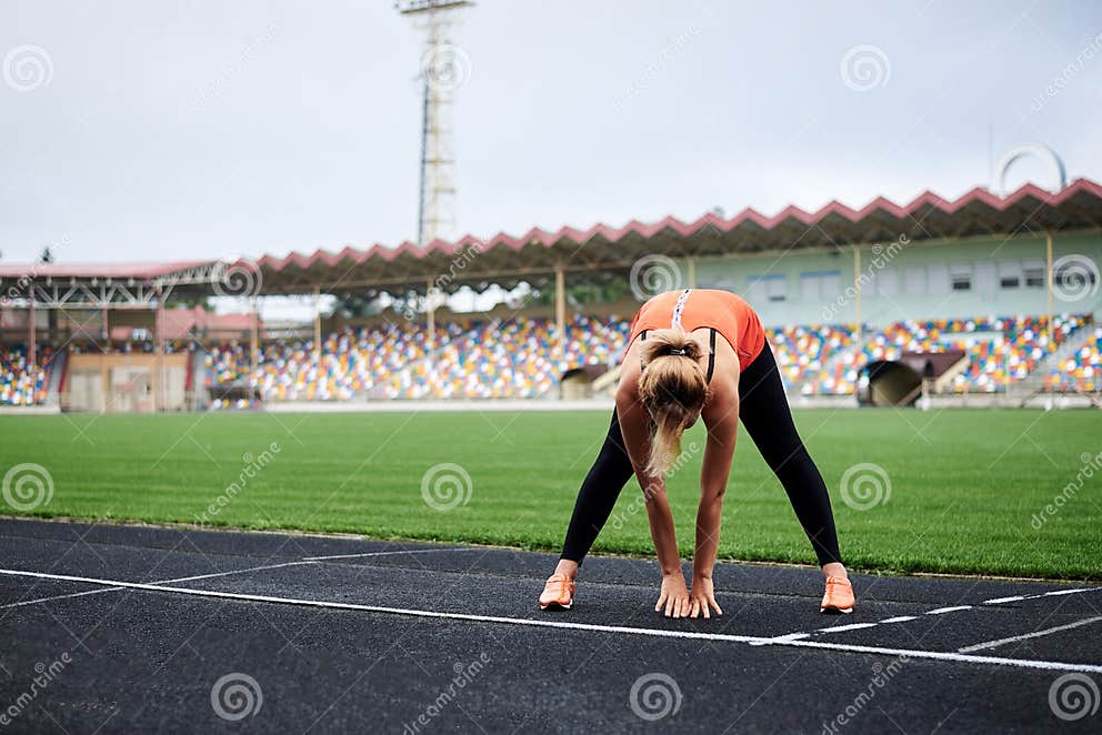 Retrato De Mujer Rubia Haciendo Ejercicios De Estiramientos En Un ... Retrato De Mujer Rubia Haciendo Ejercicios De Estiramientos En Un ...