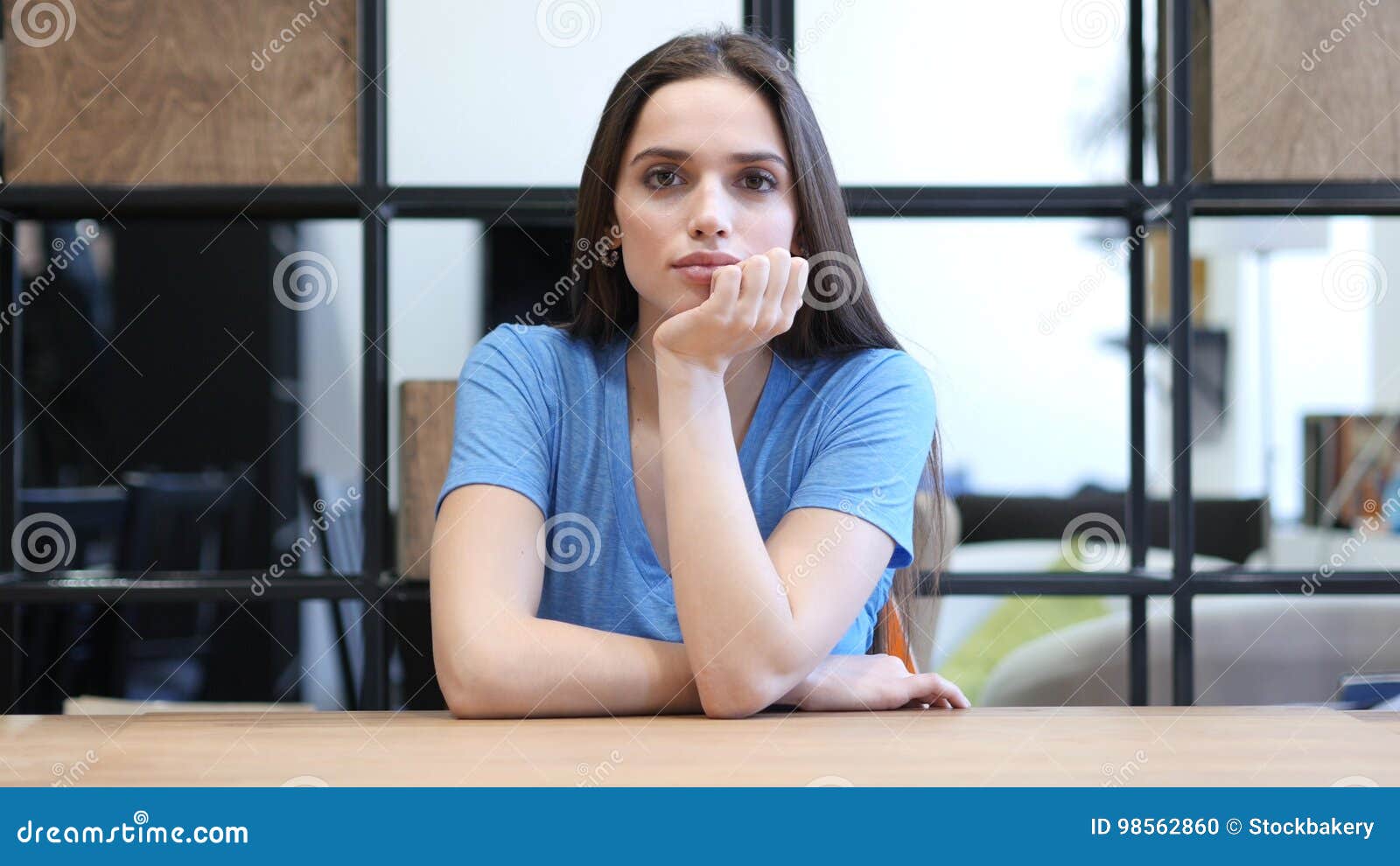 Retrato De Mulher Aborrecida Que Olha in Camera, Interno Foto de Stock ...