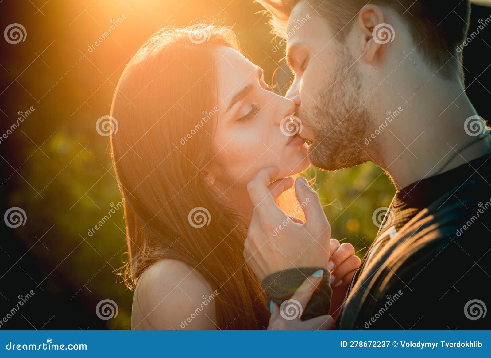 Retrato De Pareja De Besos Cierre Del Hermoso Y Apasionado Beso De