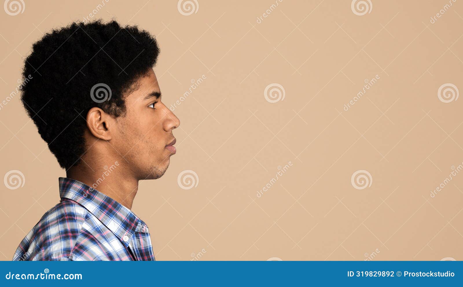 Retrato De Perfil De Un Adolescente Sobre Fondo Blanco Foto de archivo ...