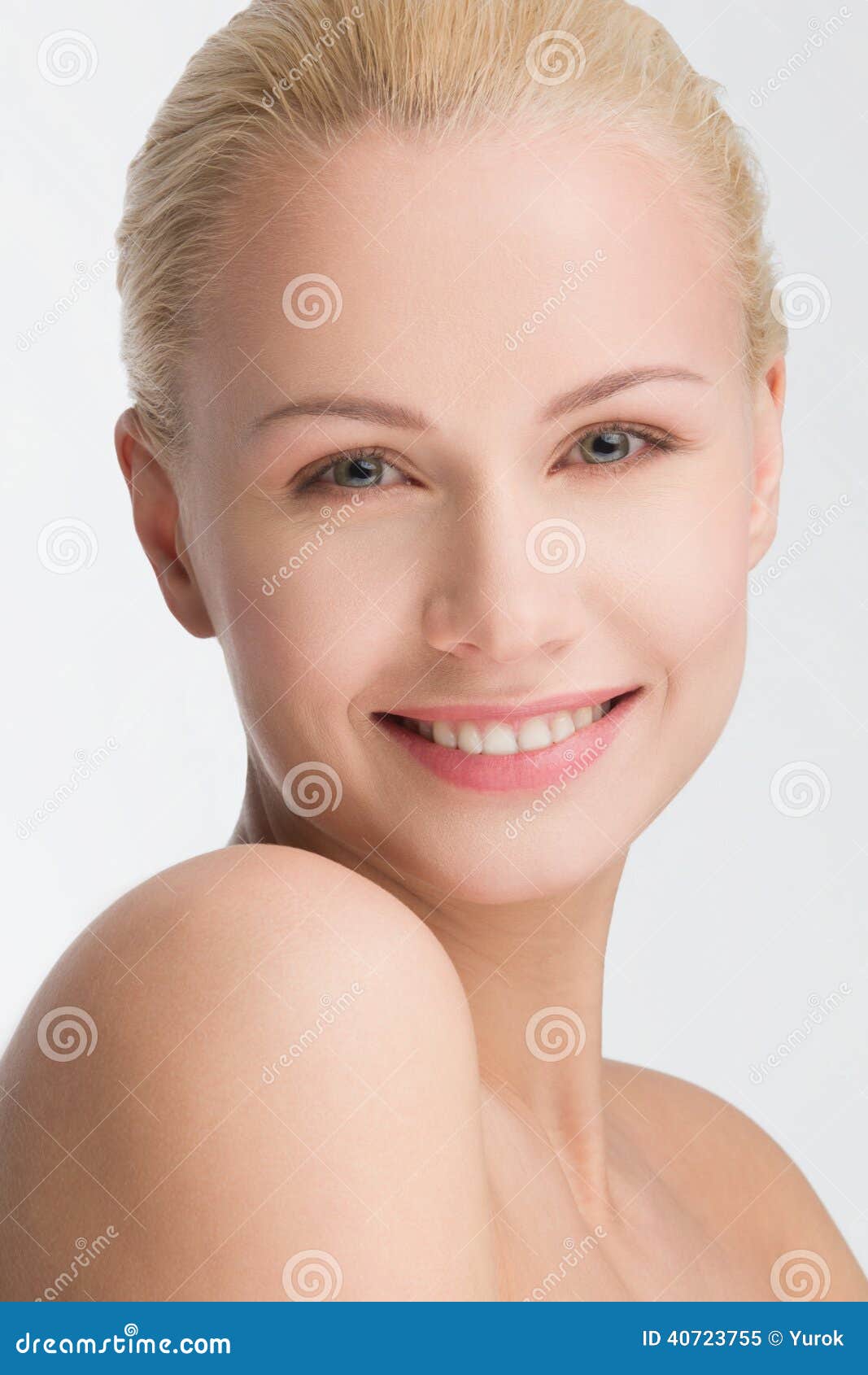 Retrato De Rubio Hermoso Sonriente, Aislado En Blanco Imagen de archivo ...