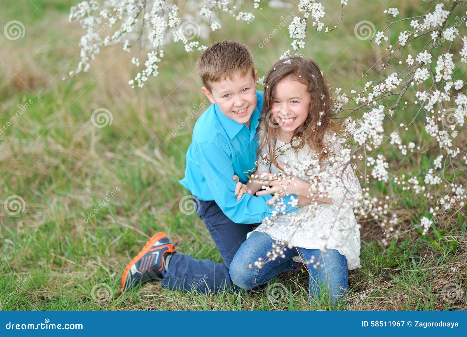 Retrato De Um Menino E De Uma Menina Imagem de Stock - Imagem de flor ... Retrato De Um Menino E De Uma Menina Imagem de Stock - Imagem de flor ...
