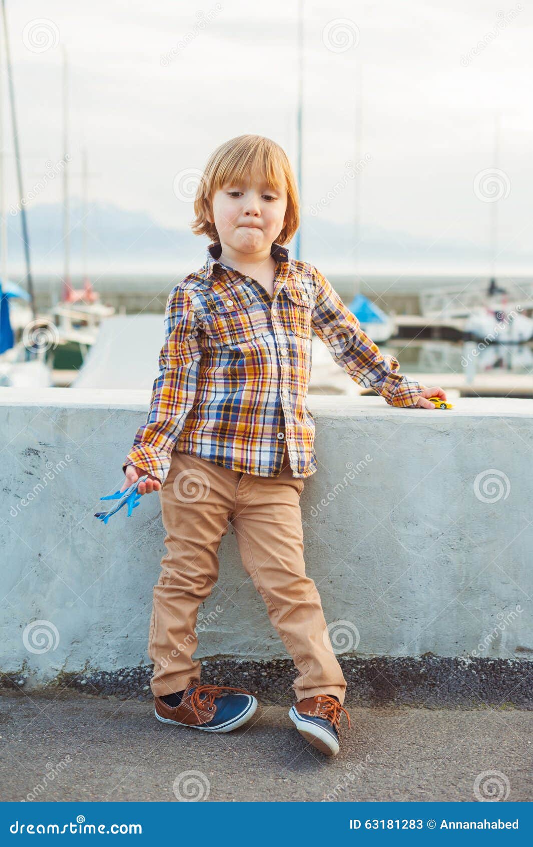 Retrato De Um Rapaz Pequeno Bonito Imagem de Stock - Imagem de ...
