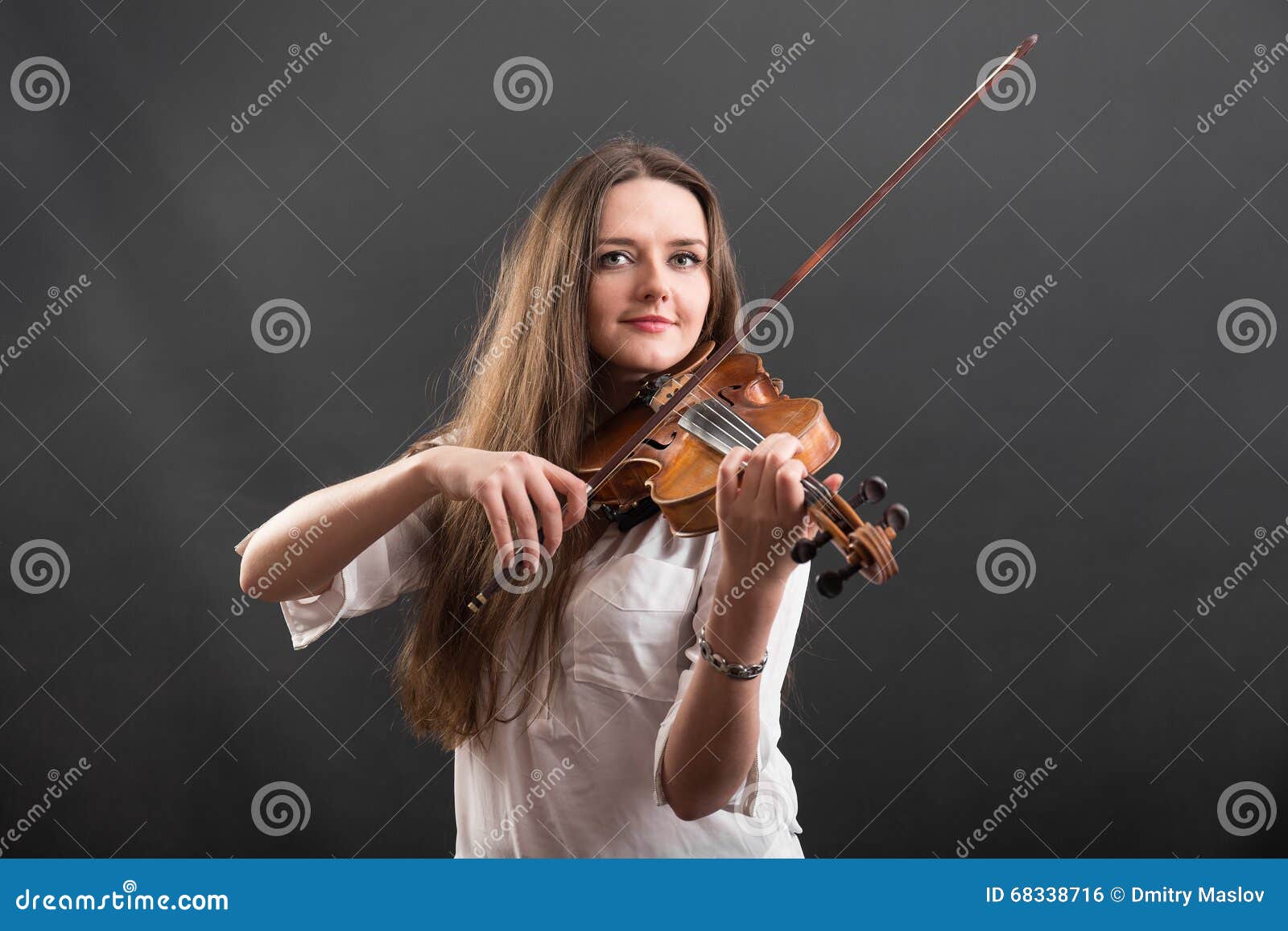 Retrato de um violinista foto de stock. Imagem de marrom - 68338716