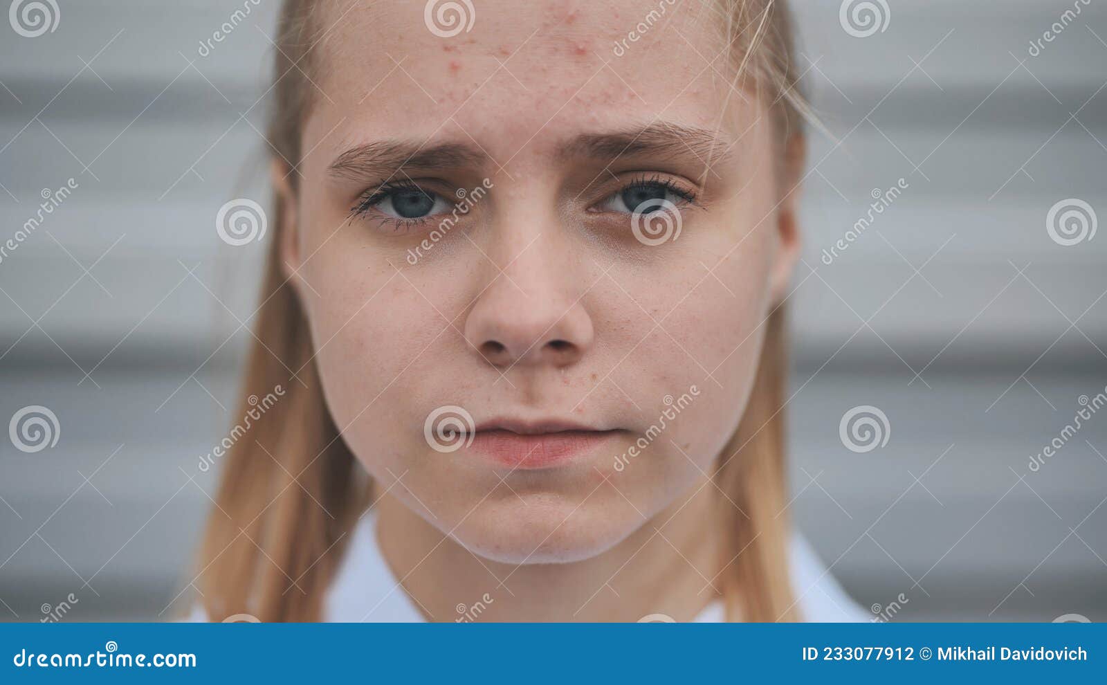 Retrato De Uma Adolescente De 15 Anos. Face Fechada. Foto de Stock ...