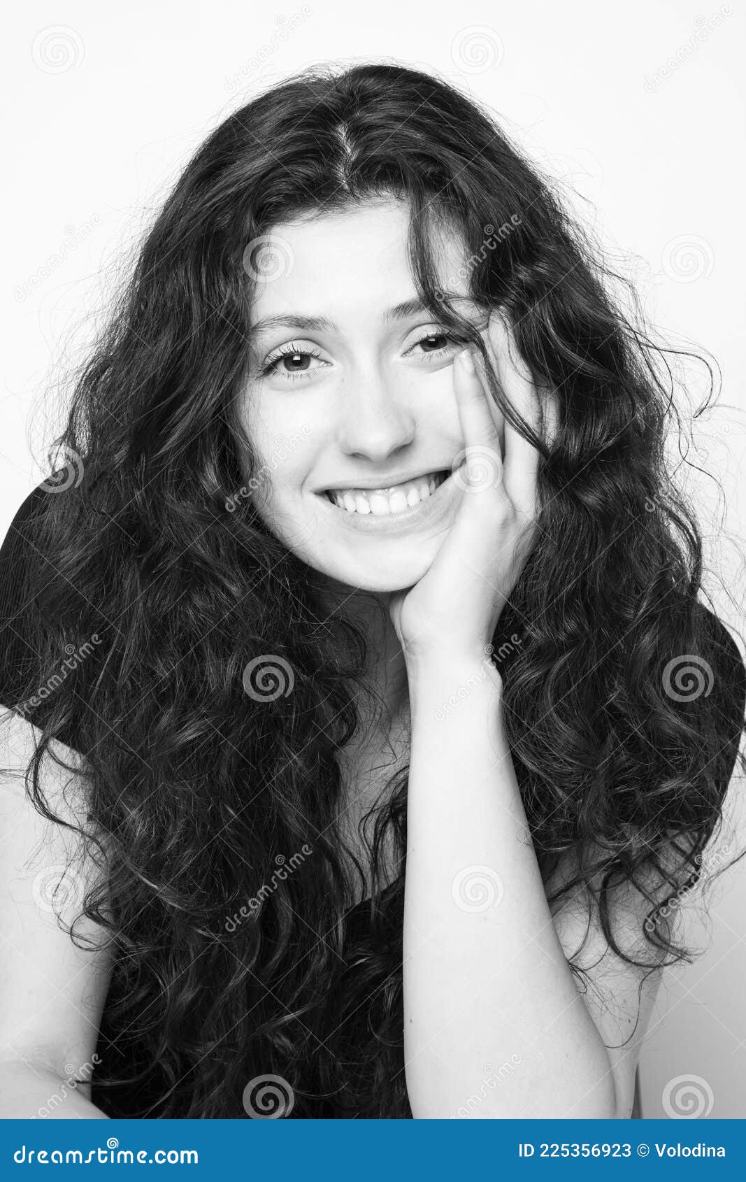 Retrato De Uma Jovem E Emocional Linda Menina Encaracolada Imagem De