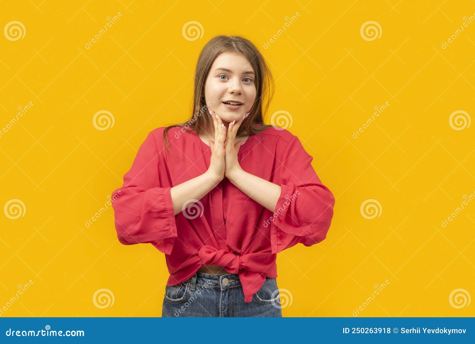 Retrato De Uma Jovem Surpreendida Em Fundo Amarelo Brilhante. Cara ... Retrato De Uma Jovem Surpreendida Em Fundo Amarelo Brilhante. Cara ...