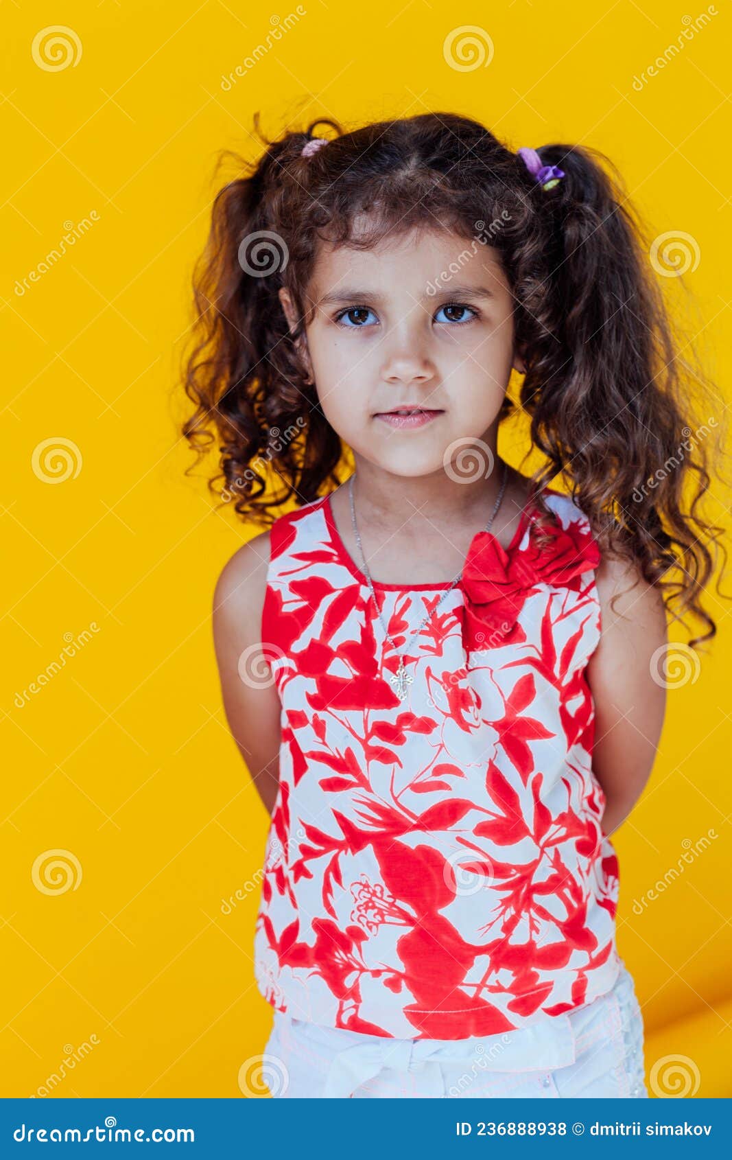 Retrato De Uma Linda Menina Encaracolada De 5 Anos Foto De Stock