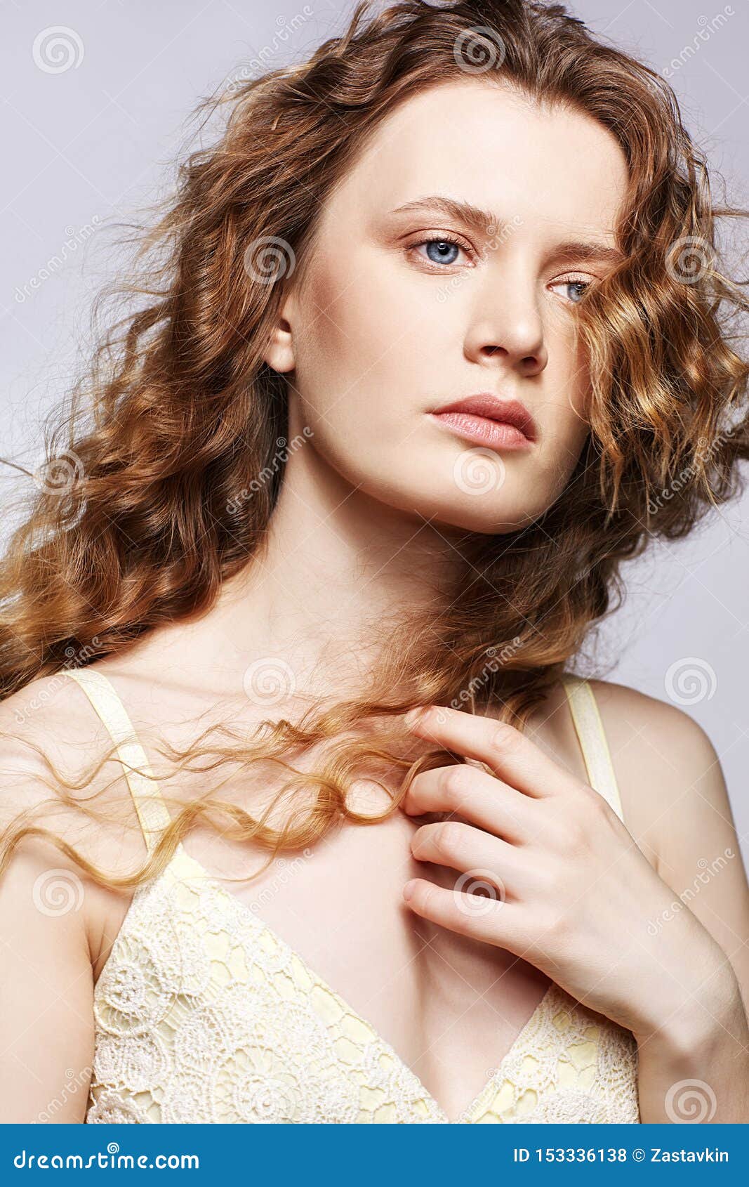 Retrato De Uma Mulher Caucasiano Nova Com Cabelo Ondulado Dourado Longo