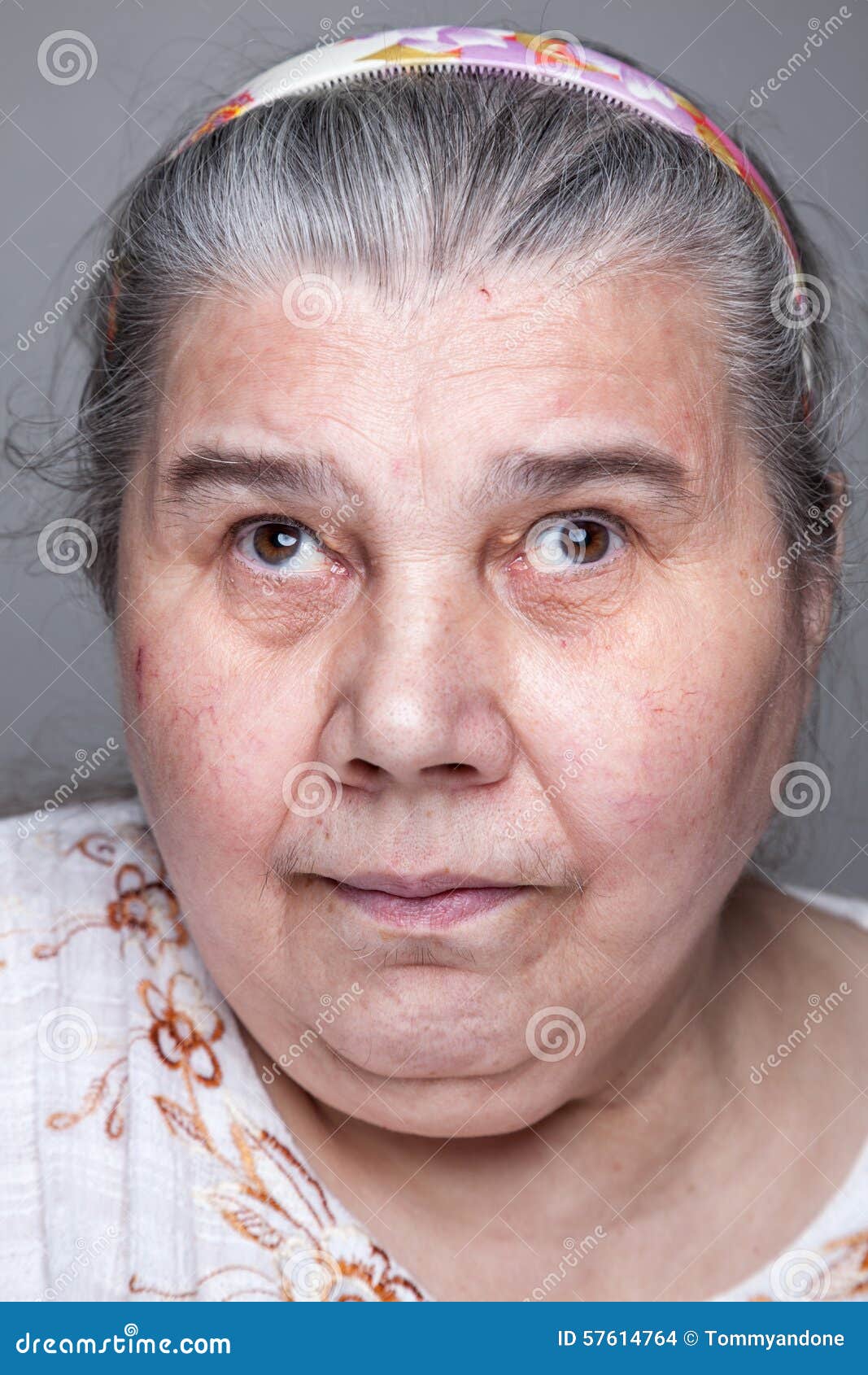 Retrato De Uma Mulher Idosa Foto de Stock - Imagem de aposentado ...