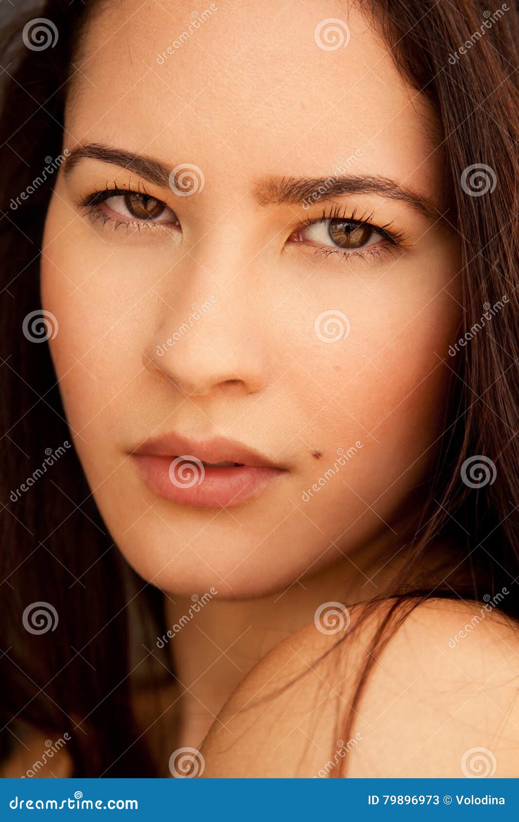 Retrato De Uma Mulher Moreno Imagem de Stock - Imagem de pessoa, forma ...