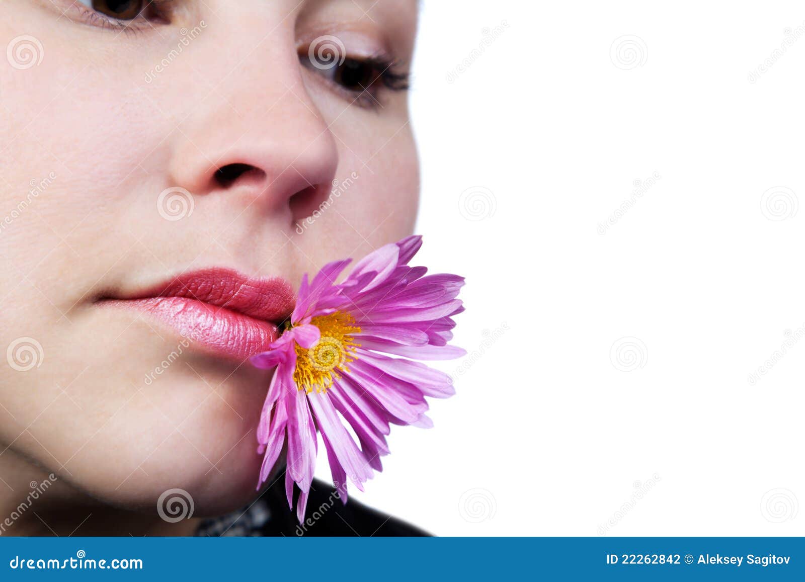 Retrato De Uma Rapariga Com a Flor Na Boca Foto de Stock - Imagem de ...