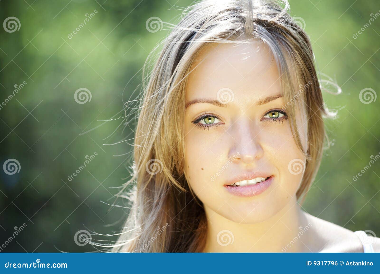 Retrato De Uma Senhora Nova Bonita Foto de Stock - Imagem de feliz ...