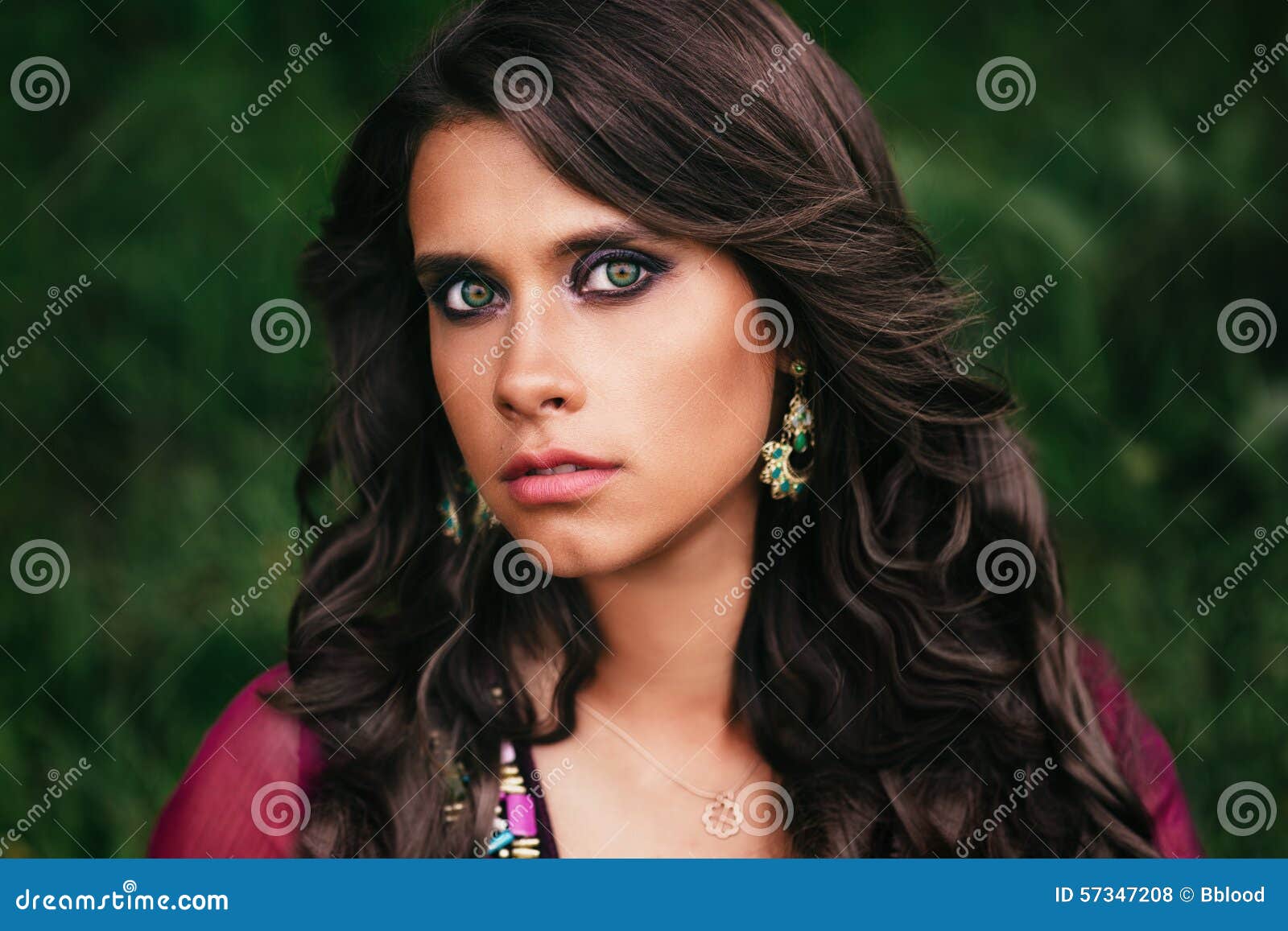 Retrato De Un Gitano Hermoso De La Muchacha Foto de archivo - Imagen de ...