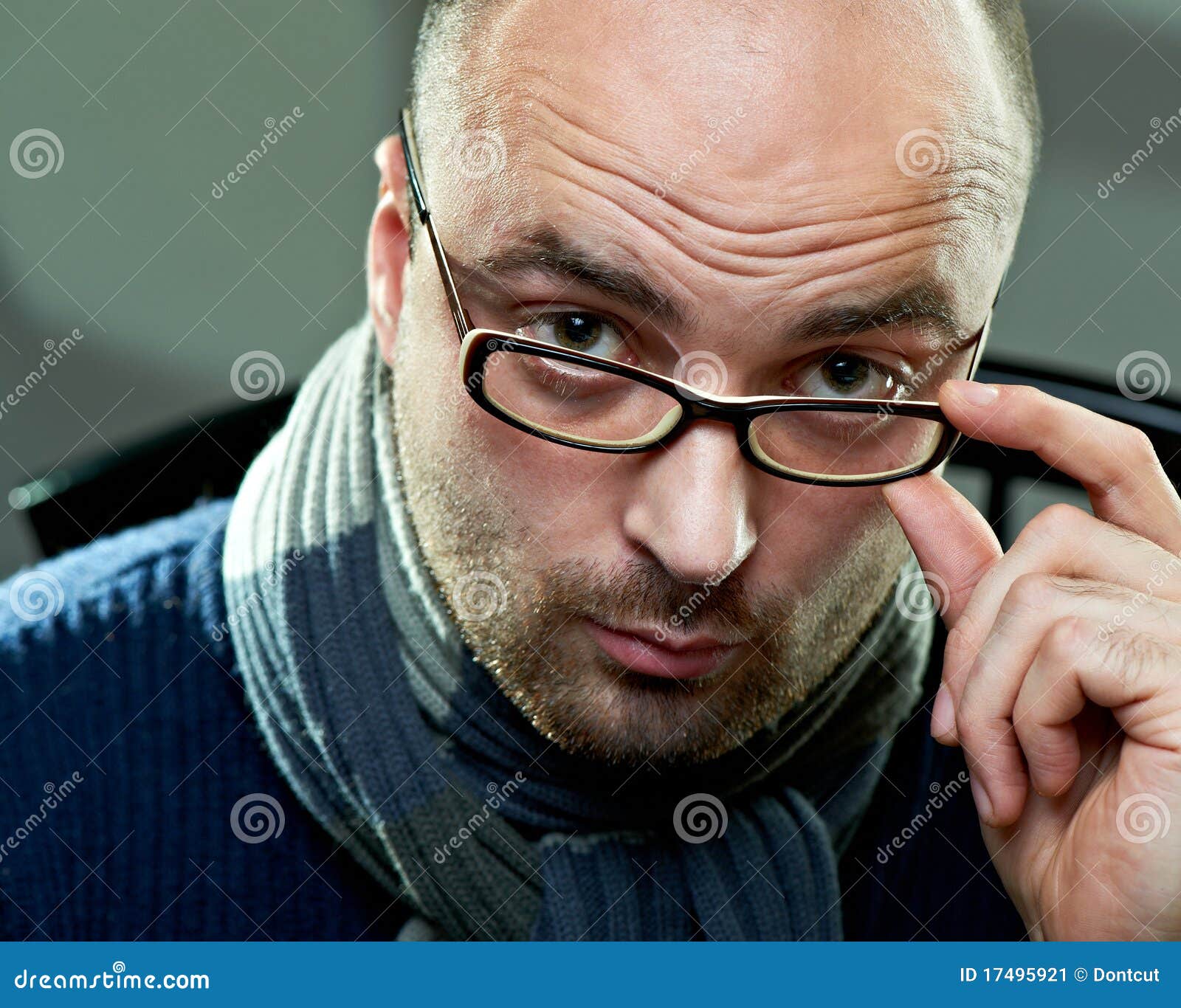 Retrato De Un Hombre Serio Calvo Imagen de archivo - Imagen de ...