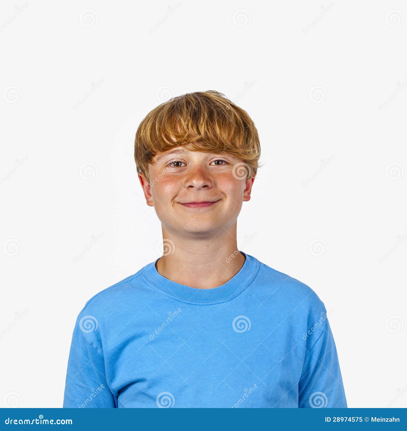 Retrato De Un Muchacho Lindo Sonriente Con El Pelo Rubio Imagen de ...