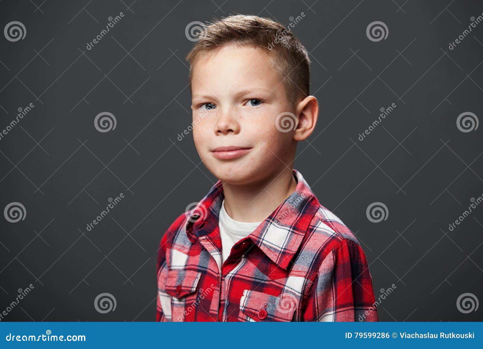 Retrato De Un Muchacho Sonriente Lindo Foto de archivo - Imagen de ...