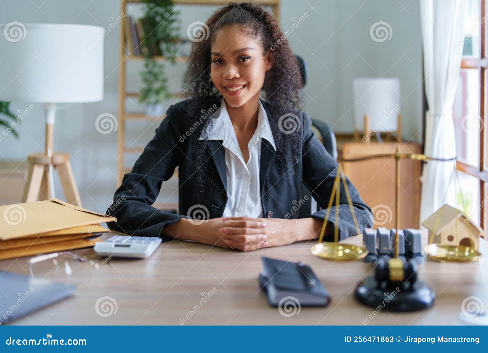 Retrato De Una Abogada Afroamericana En El Trabajo En Su Oficina Imagen De Archivo Imagen De