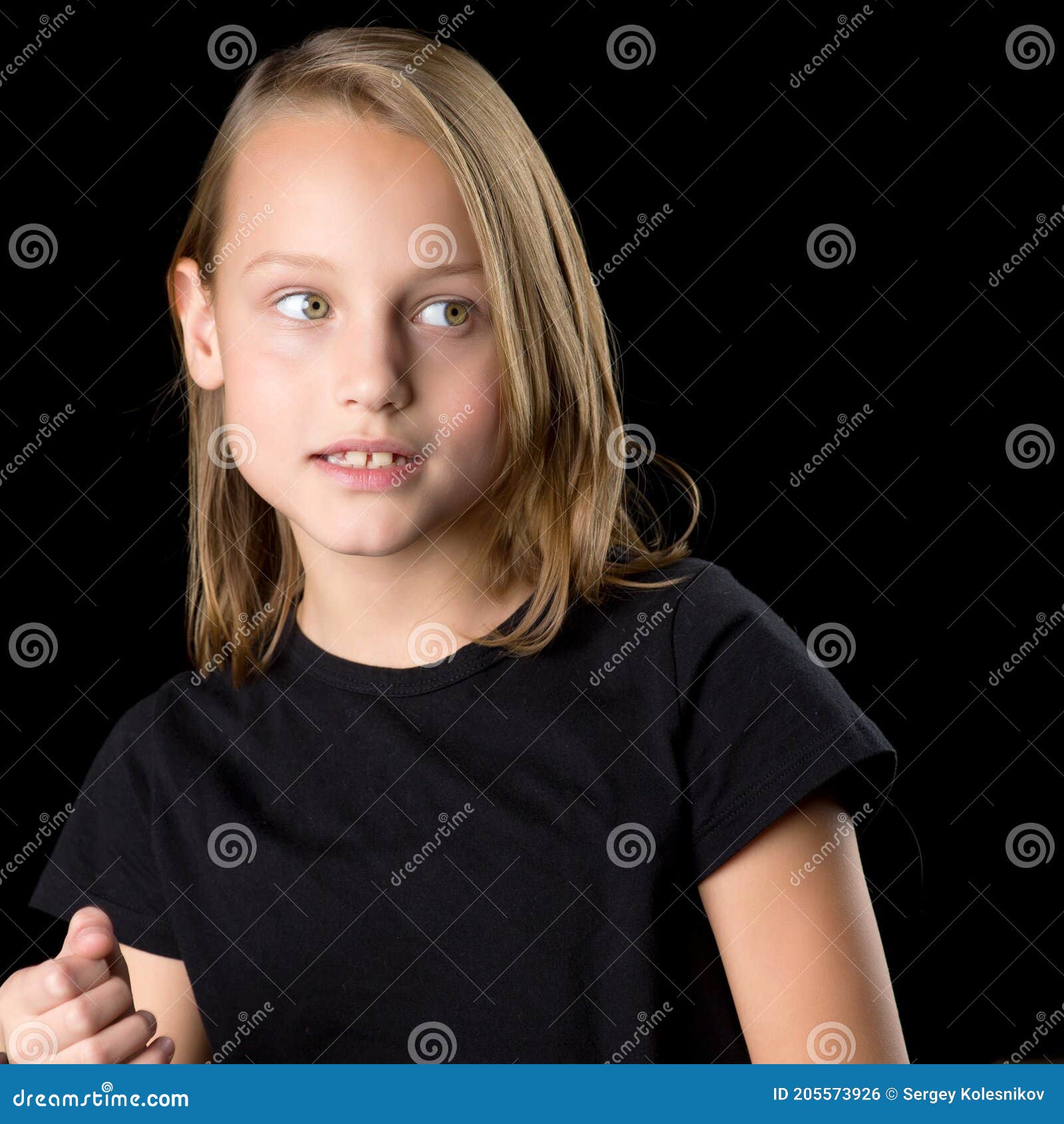 Retrato De Una Adolescente Con Camiseta Negra Haciendo Gestos Contra