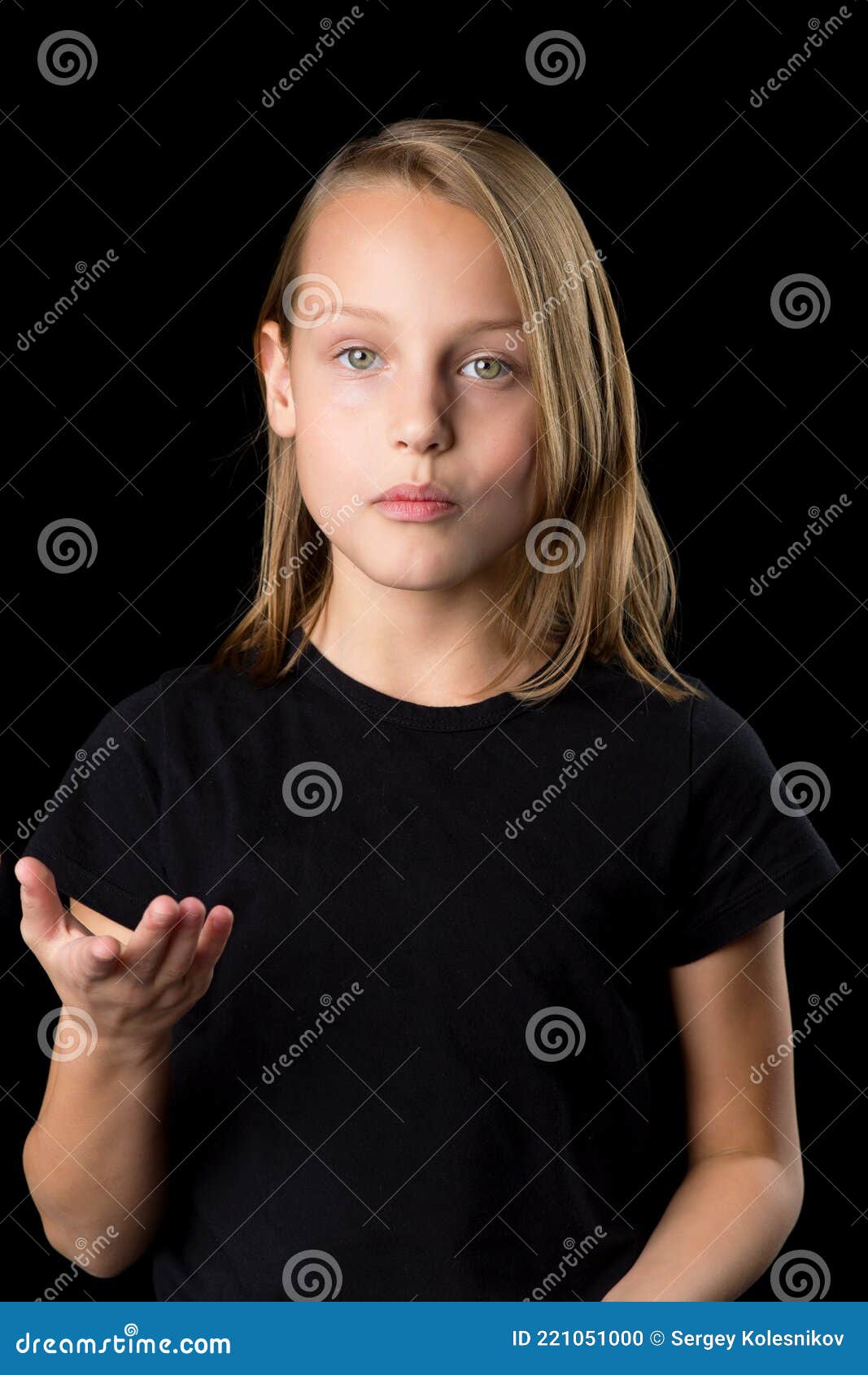 Retrato De Una Adolescente Con Camiseta Negra Haciendo Gestos Contra