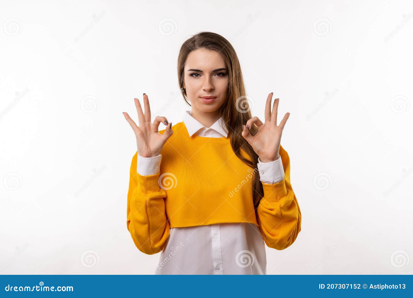 Retrato De Una Atractiva Morena Mostrando Gesto Bueno Con Ambas Manos