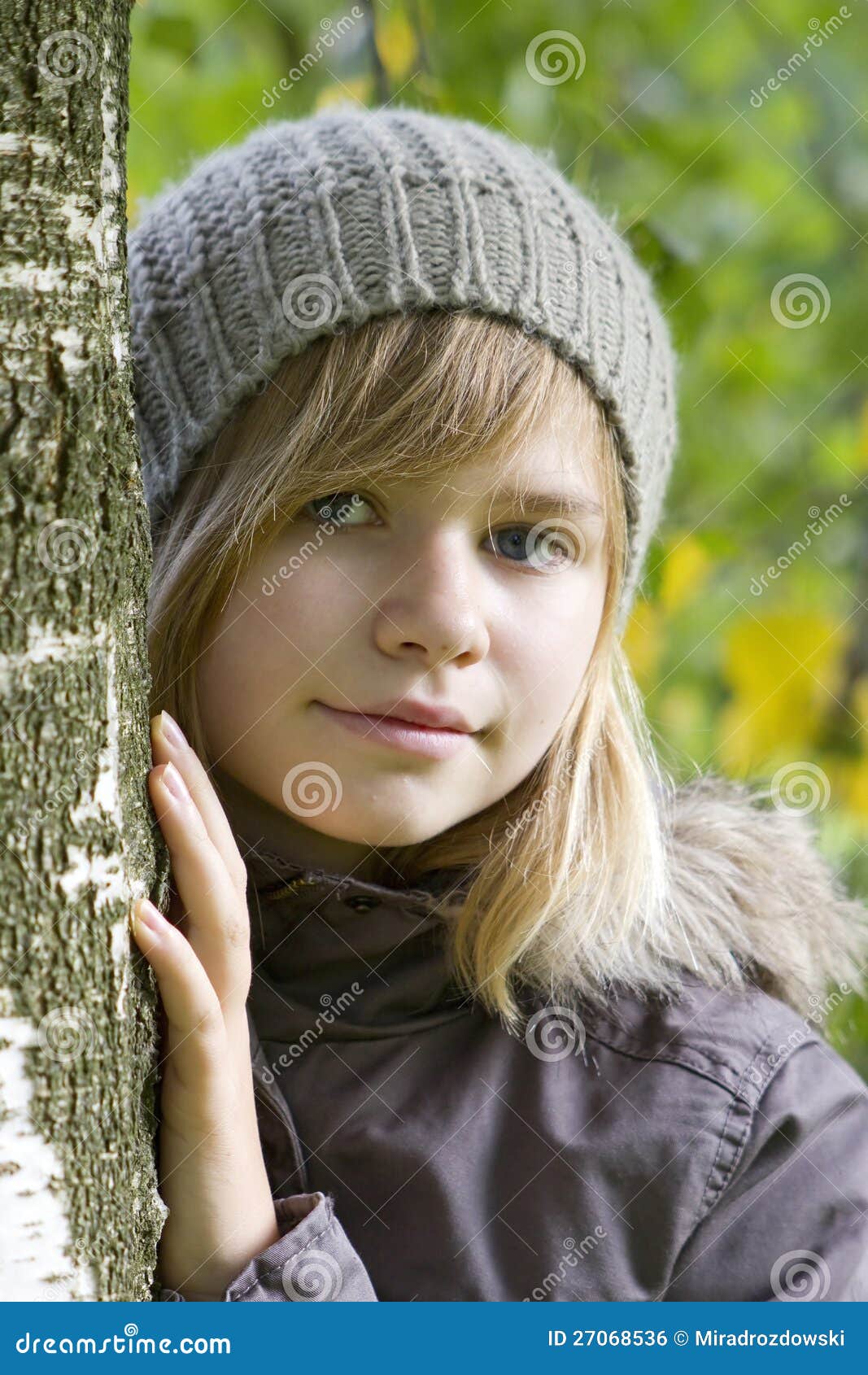 Retrato De Una Chica Joven Foto De Archivo Imagen De Casquillo 27068536
