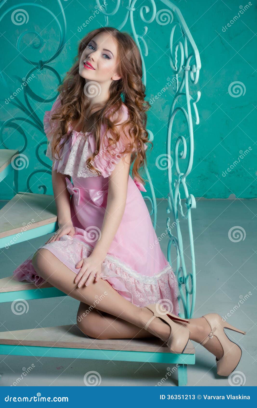 Retrato De Una Chica Joven Hermosa Imagen De Archivo Imagen De Atractivo Sano 36351213
