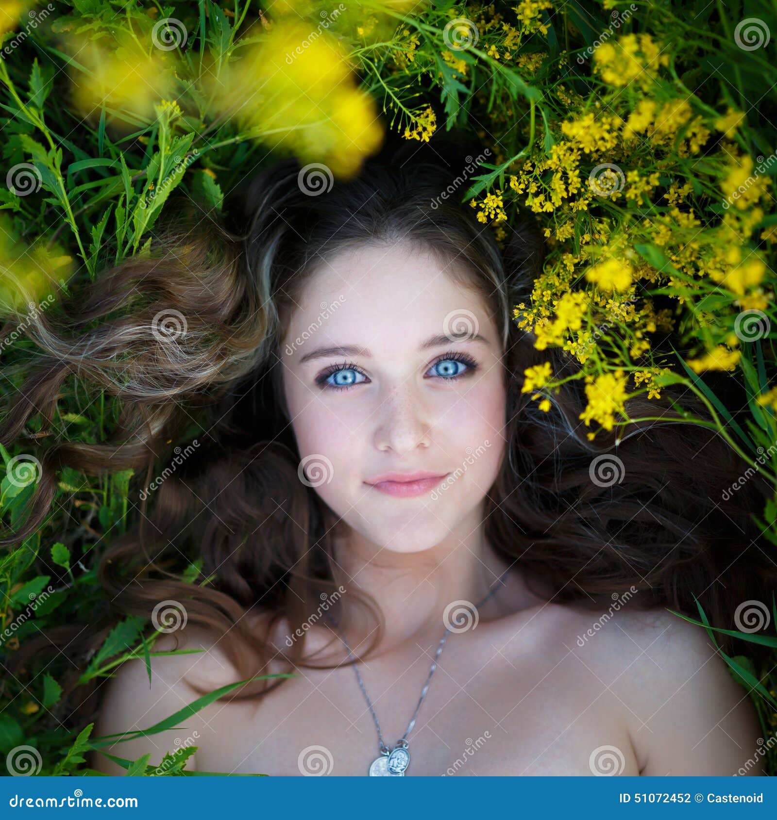 Retrato De Una Chica Joven Hermosa Foto De Archivo Imagen De Atractivo Encantador 51072452