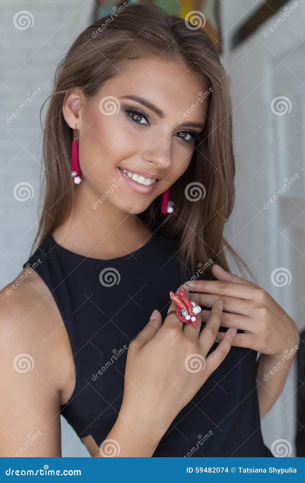Retrato De Una Chica Joven Hermosa Apacible Linda Hermosa Con Sonrisa Blanca Como La Nieve Con