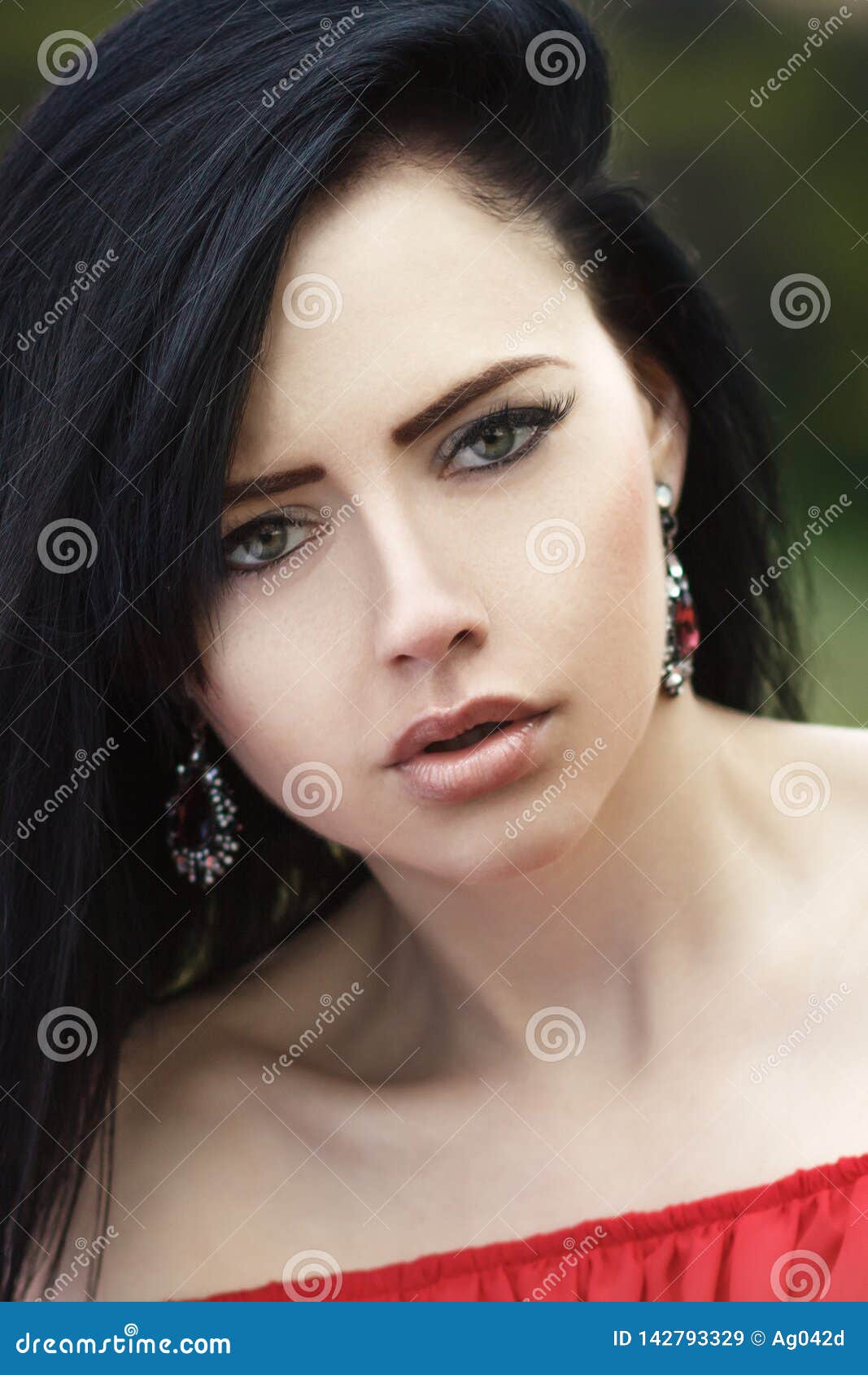 Retrato De Una Chica Joven Hermosa Con Los Ojos Verdes Y Los Hombros Desnudos En Un Vestido
