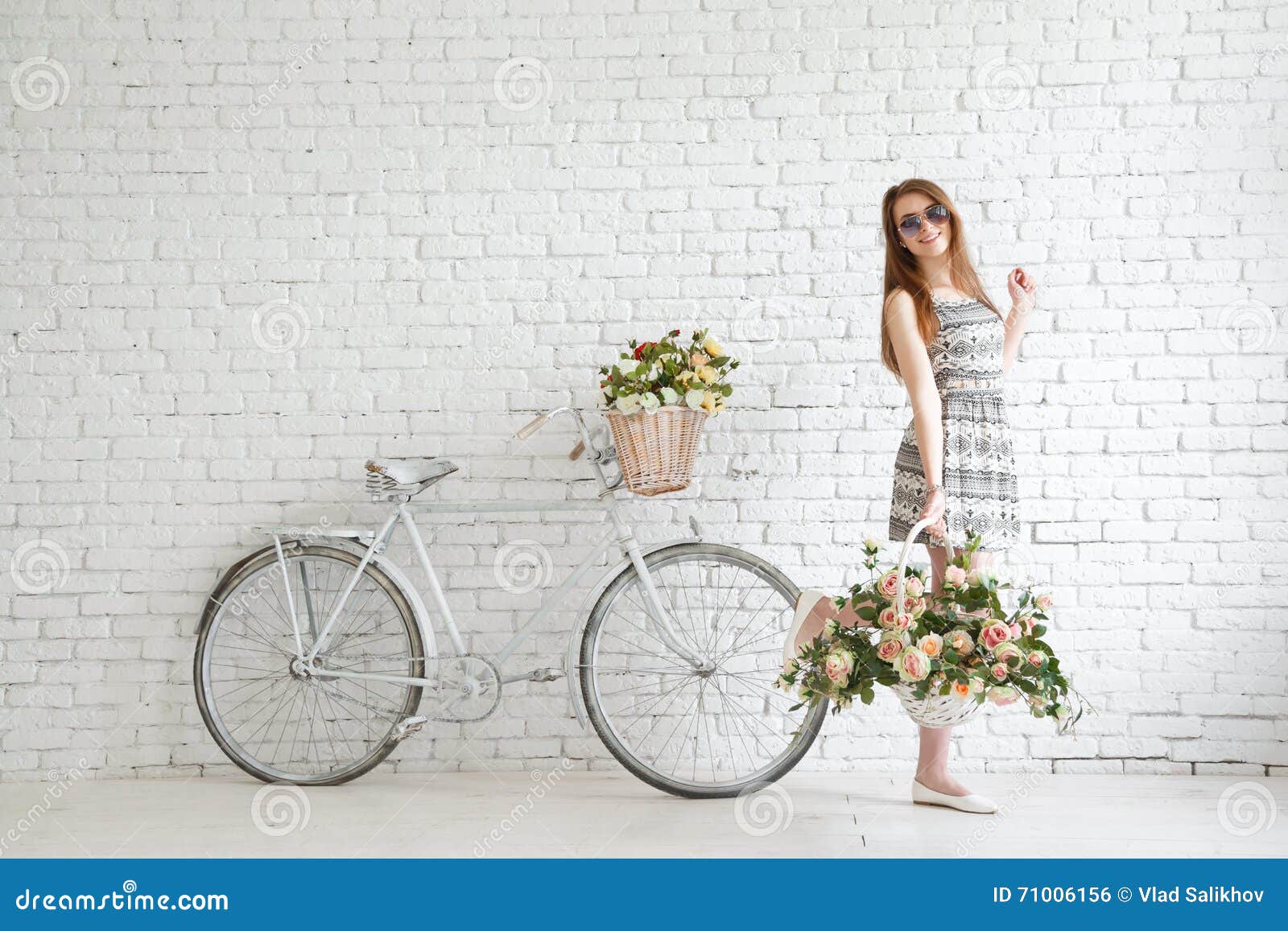 Retrato De Una Chica Joven Hermosa Feliz Con La Bicicleta Y Las Flores Del Vintage Foto De