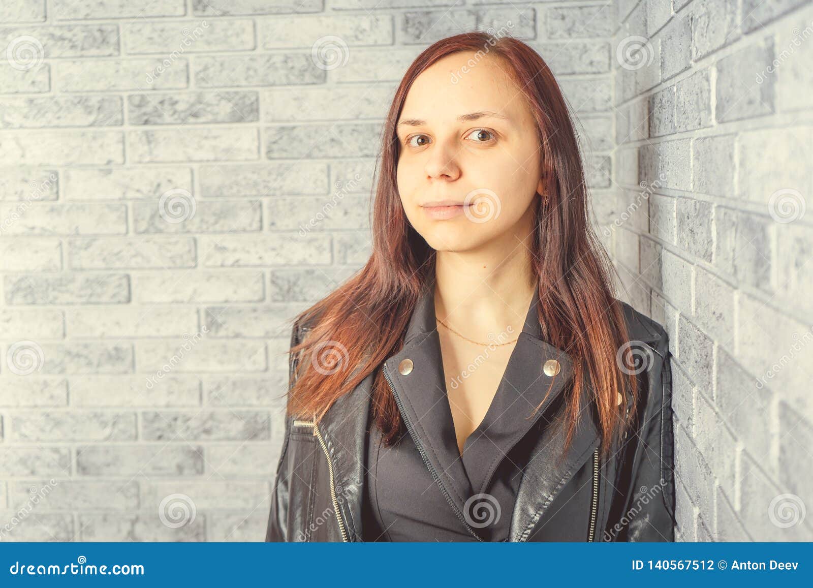 Retrato De Una Chica Joven Sin Maquillaje En Su Cara En Una Chaqueta