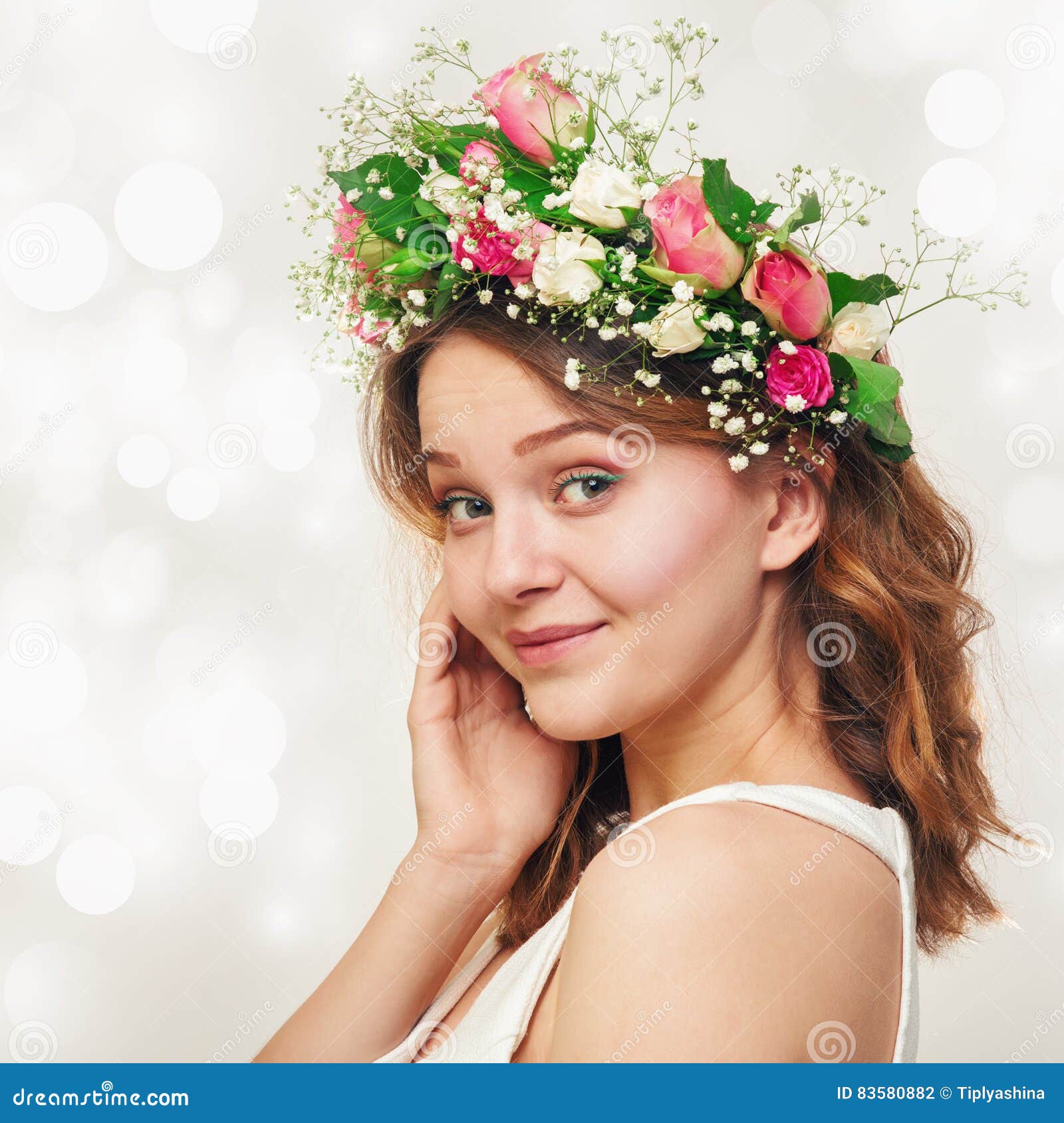 Retrato De Una Chica Joven Sonriente Linda En Una Guirnalda De Rosas Foto De Archivo Imagen De