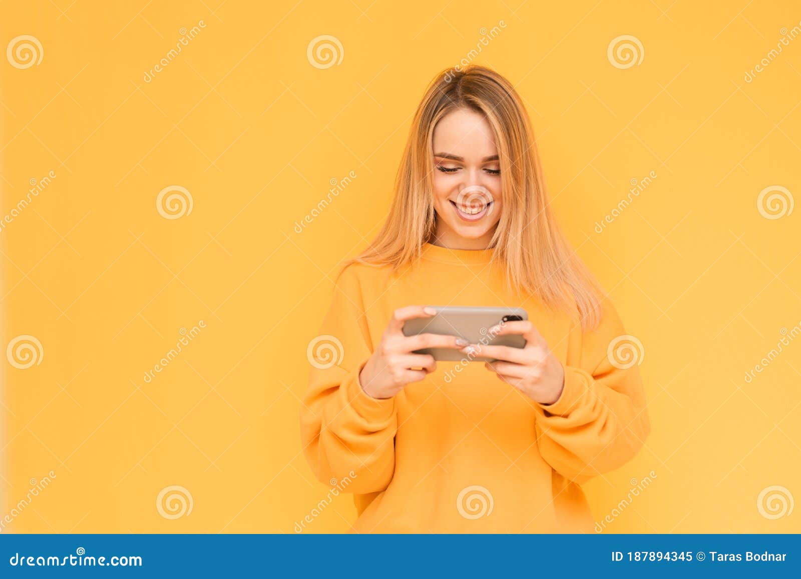 Retrato De Una Chica Sonriente Con Ropa Naranja Brillante Con Un