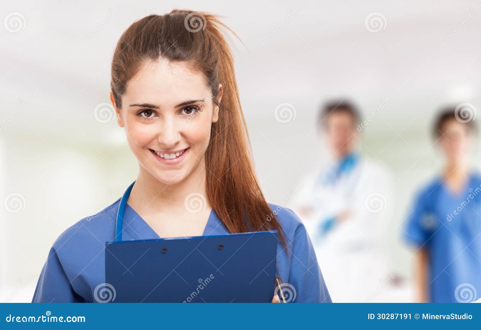 Enfermera sonriente joven imagen de archivo. Imagen de caso - 30287191