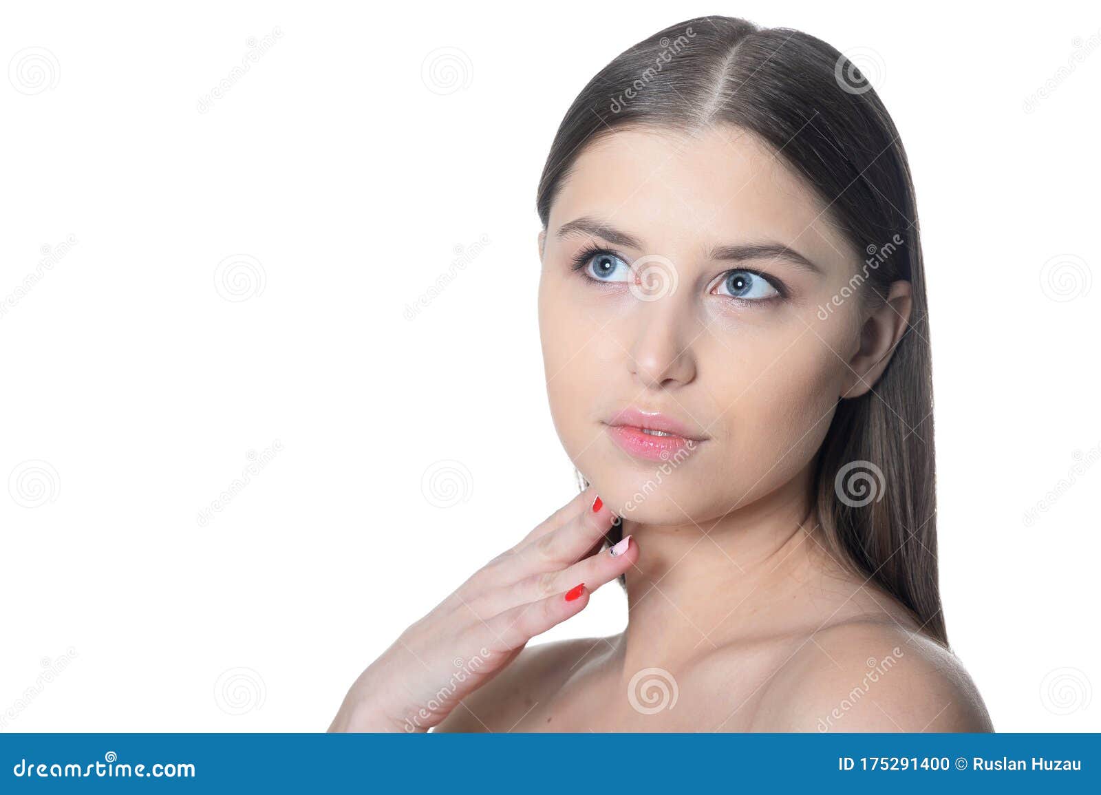 Retrato De Una Hermosa Joven Mujer Con Una Pose Perfecta En La Piel ... Retrato De Una Hermosa Joven Mujer Con Una Pose Perfecta En La Piel ...