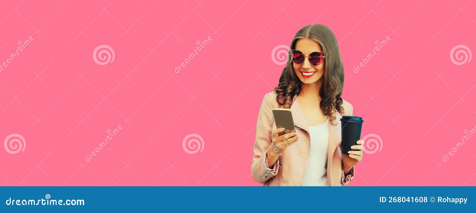 Retrato De Una Hermosa Joven Sonriente Feliz Con Un Smartphone Con