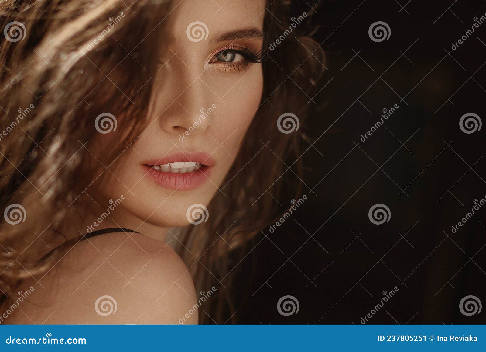 Retrato De Una Joven Modelo Con Maquillaje Natural Perfecto Y Ojos