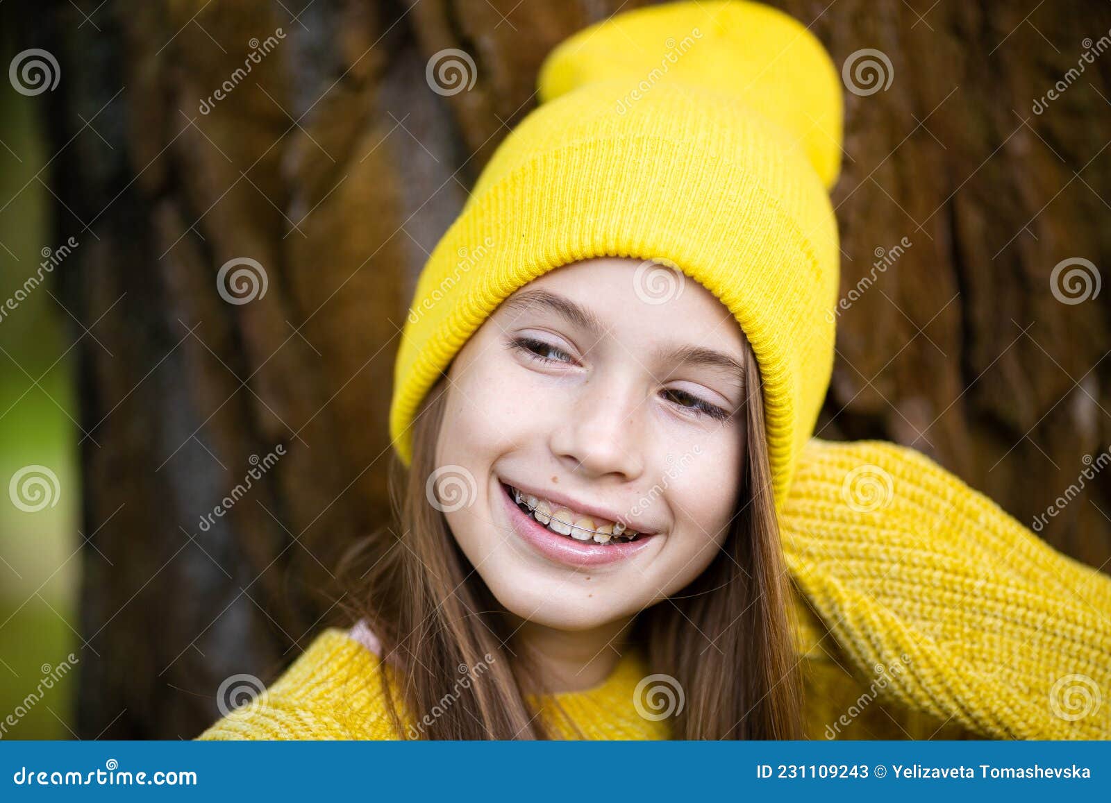 Retrato De Una Joven Moderna Y Feliz Con Llaves Dentales Vestidas Con