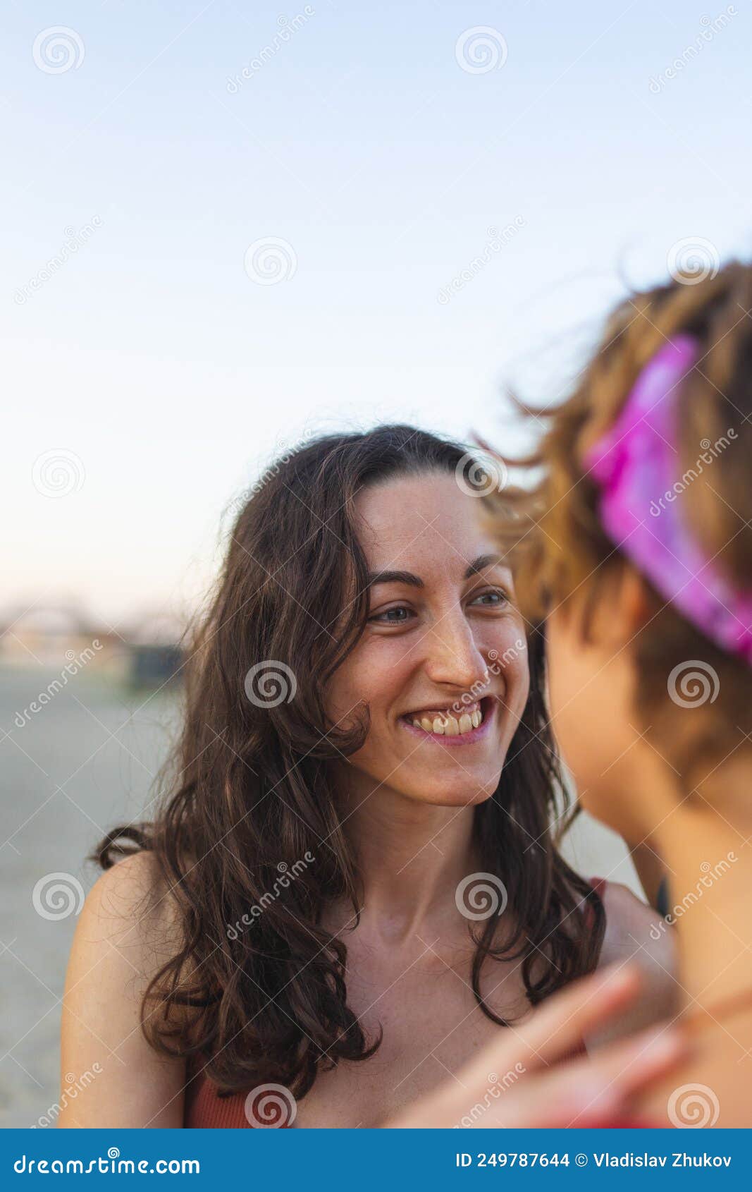 Retrato De Una Linda Pareja Lesbiana Foto De Archivo Imagen De Hembra