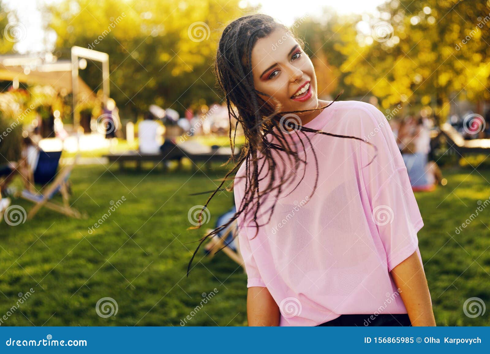 Retrato De Una Morena En Un Parque En Un Festival Una Chica Vestida De Rosa Y Con Trenzas En La