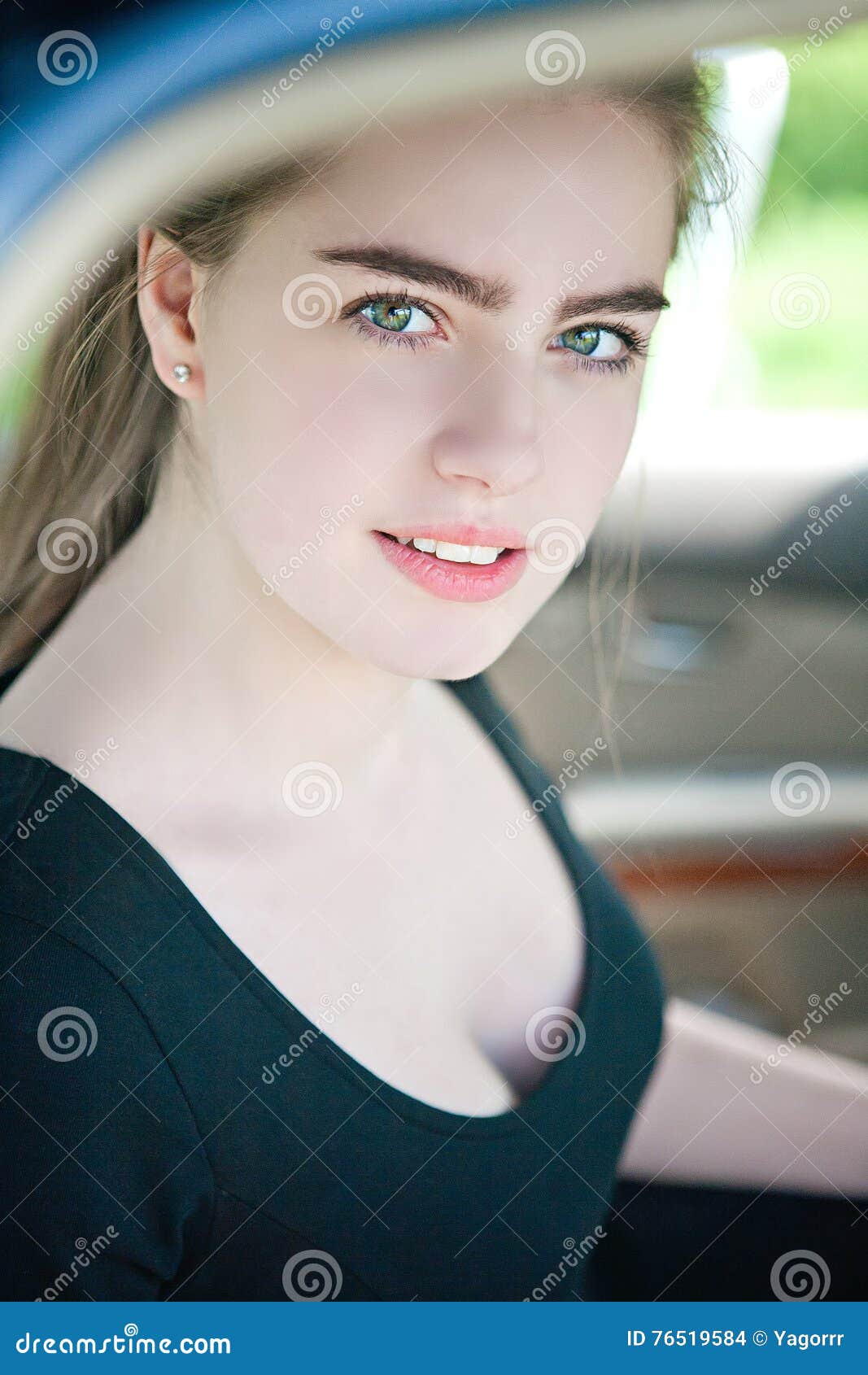 Retrato De Una Muchacha Hermosa Foto de archivo - Imagen de siéntese ...