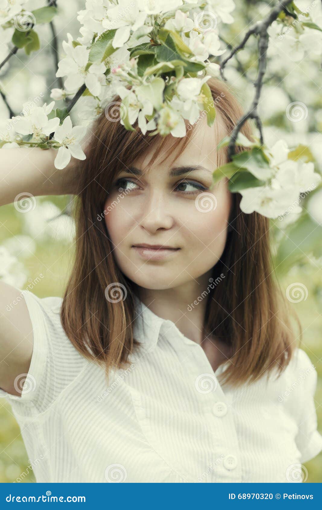 Retrato De Una Muchacha Joven Y Atractiva En Parque Foto De Archivo Imagen De Joven Pelo