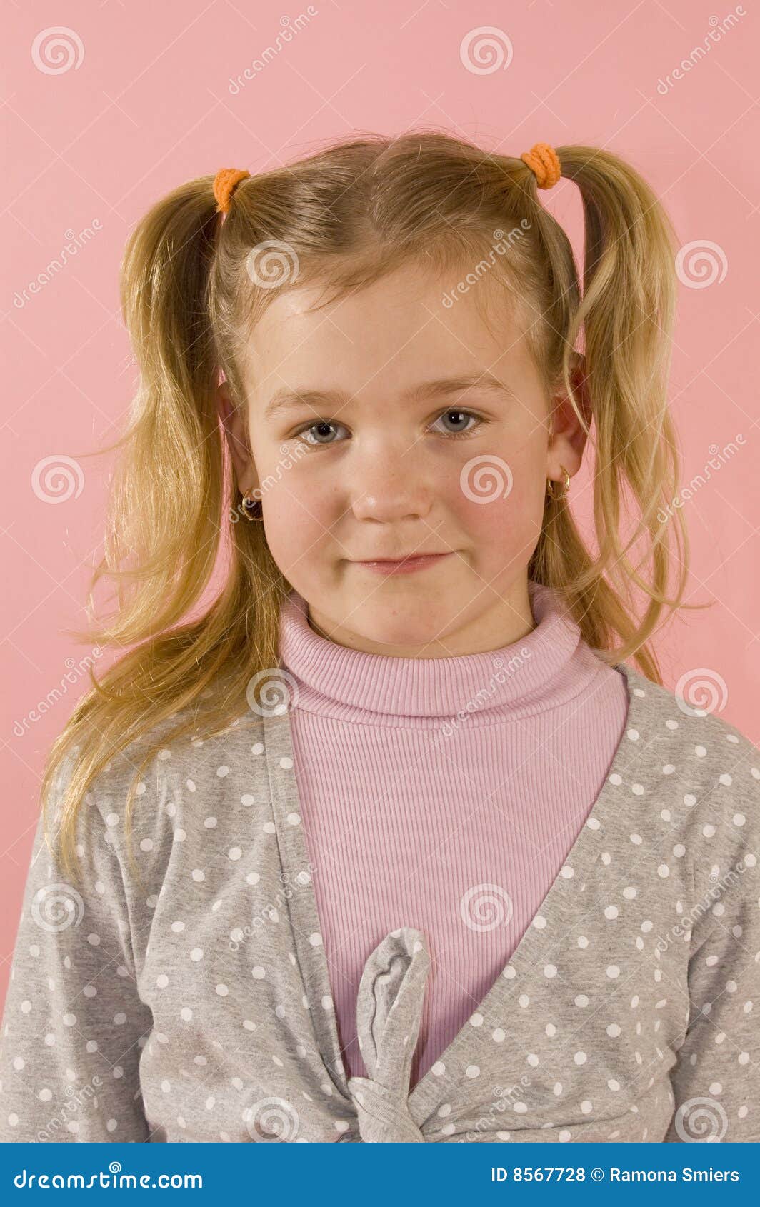 Retrato De Una Muchacha Rubia Joven Foto De Archivo Imagen De Lindo Hembra 8567728