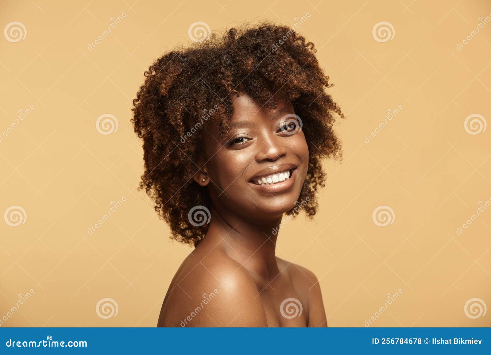 Retrato De Una Mujer Afroamericana Con Una Piel Limpia Y Sana En Un ... Retrato De Una Mujer Afroamericana Con Una Piel Limpia Y Sana En Un ...