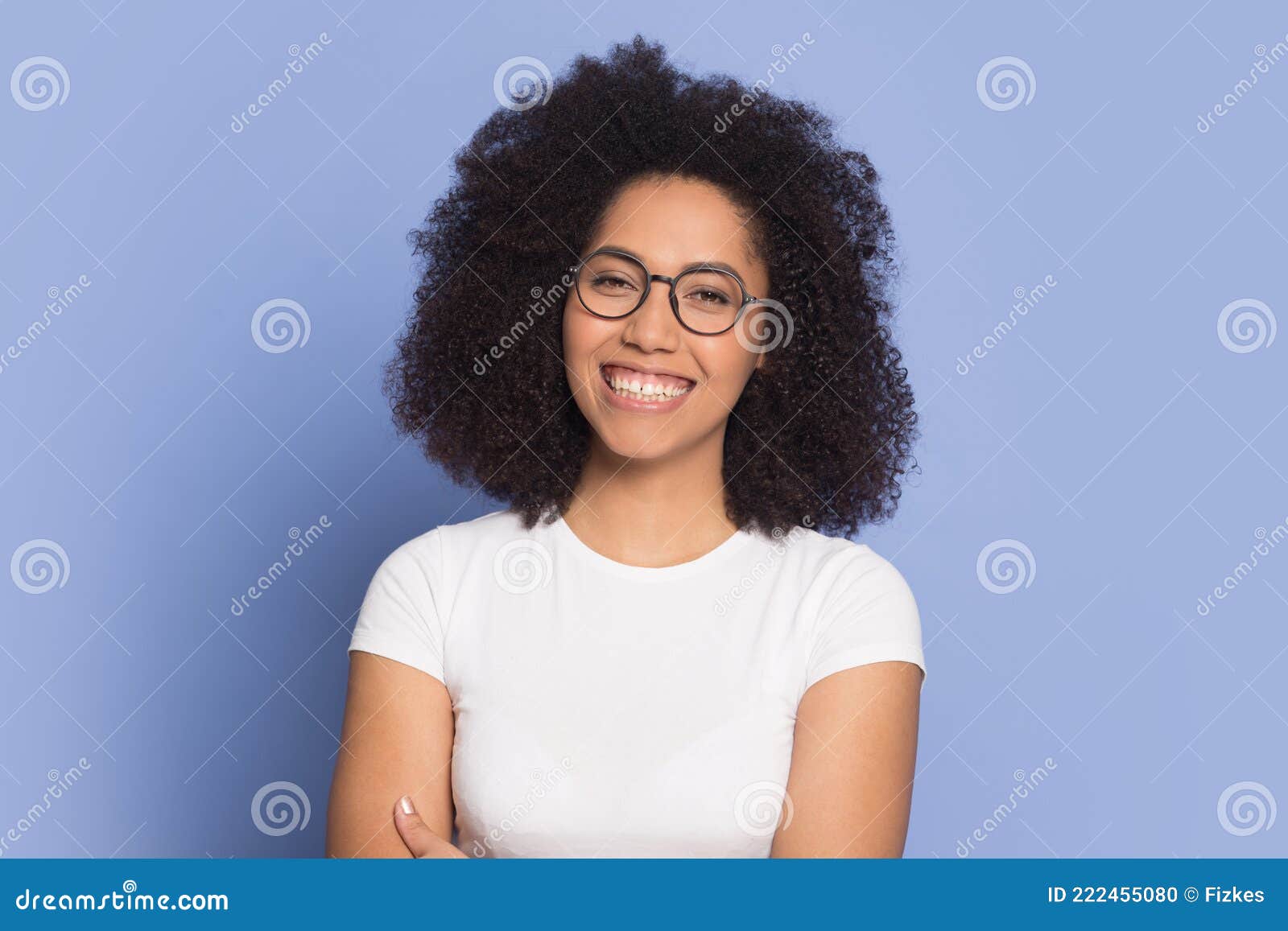 Retrato De Una Mujer Afroamericana Sonriente Con Gafas Foto de archivo ... Retrato De Una Mujer Afroamericana Sonriente Con Gafas Foto de archivo ...