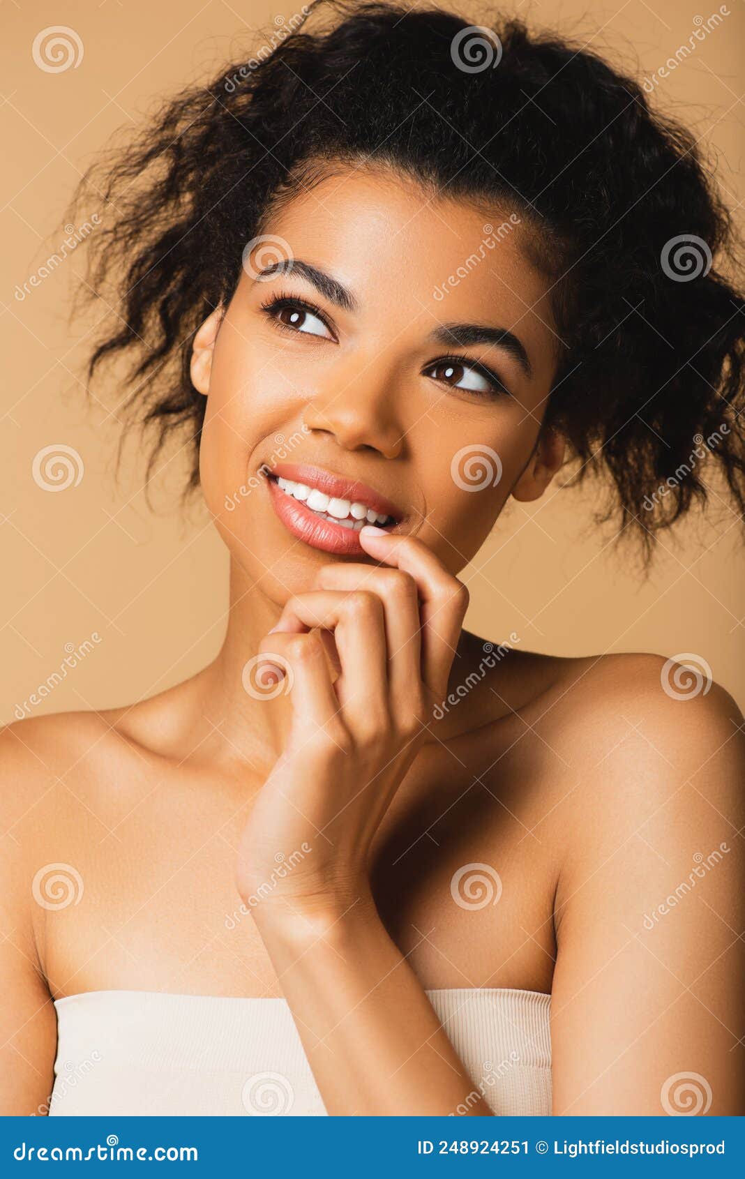 Retrato De Una Mujer Afroamericana Sonriente Imagen de archivo - Imagen ... Retrato De Una Mujer Afroamericana Sonriente Imagen de archivo - Imagen ...