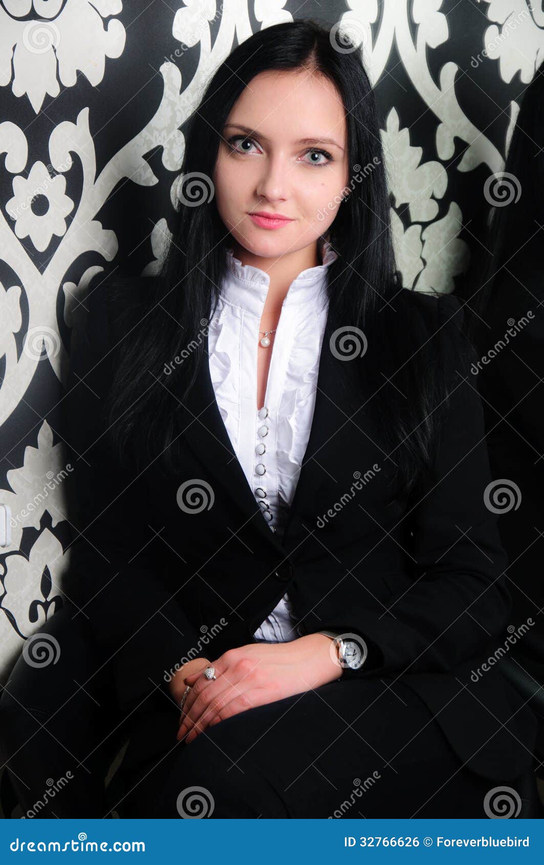 Retrato De Una Mujer Joven Presentable Foto de archivo - Imagen de ...