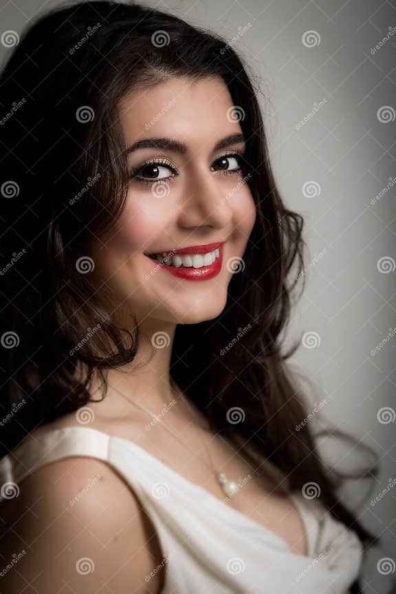 Retrato De Una Mujer Morena Joven Sonriente Hermosa Imagen De Archivo Imagen De Feliz Rojo